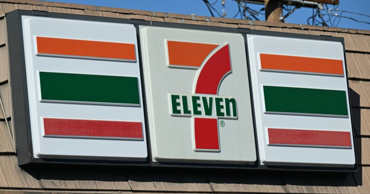 7-Eleven Workers From Viral Video Beating Alleged Robber, Under ...