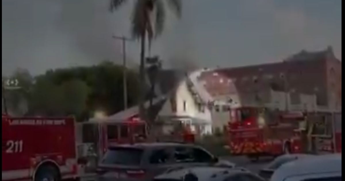 Firefighter Survives Scary Ladder Fall During LA House Blaze ...