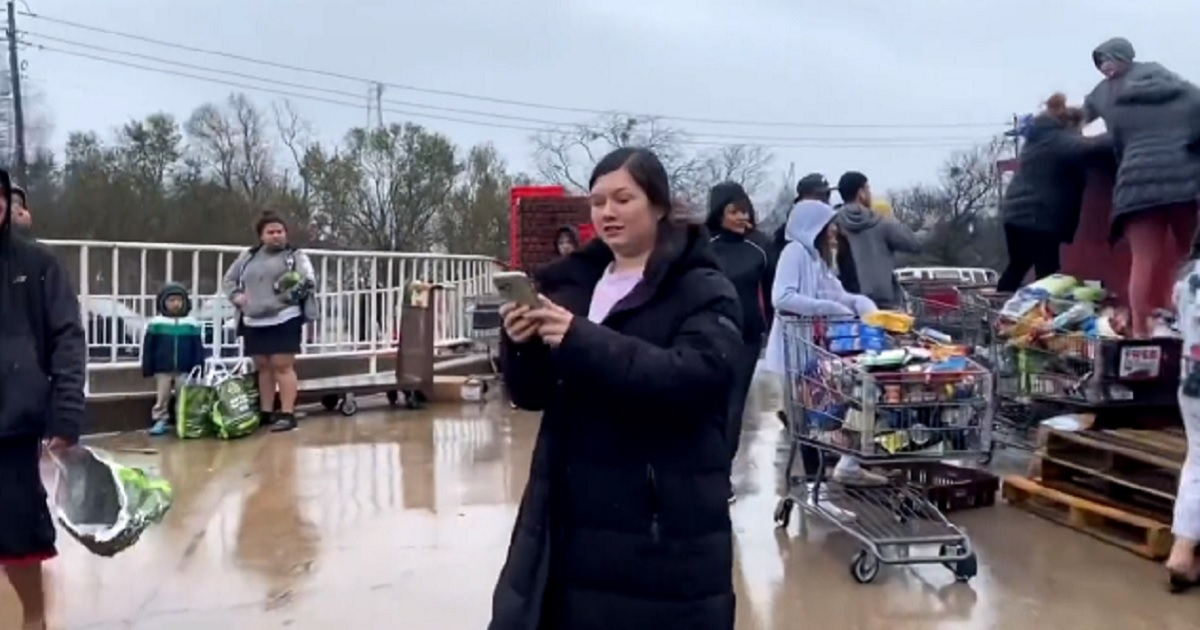 Gross Video: Dozens Rifle Through Dumpster for Free Food in Liberal ...