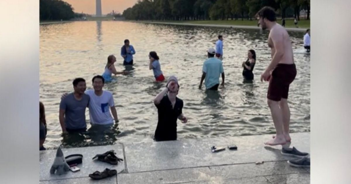 Parks Service Forced to Close Down Lincoln Memorial After College Group ...