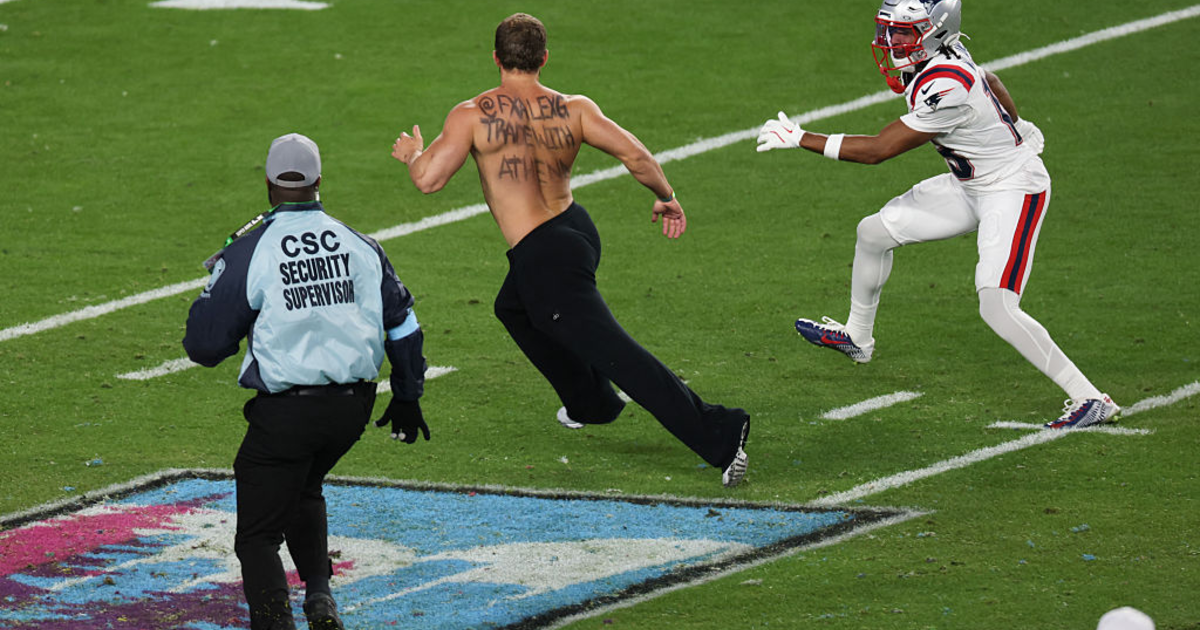 Rookie Takes Down Streaker at Super Bowl — Independent Journal Review