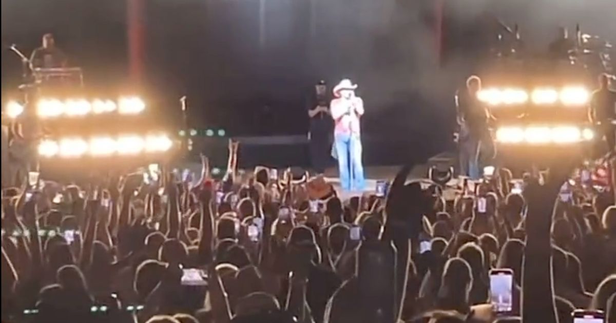 Watch: Jason Aldean Doubles Down on His Song, Crowd Breaks Out Into ...